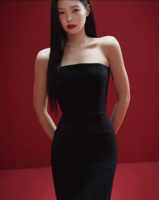 제니 초슬림핏도 완벽 소화 ‘매력적 조화‘ 레드 립 긴 생머리 올블랙 드레스룩 스타와 패션