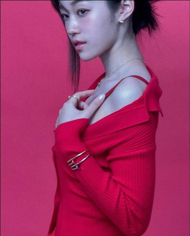 노윤서 싱가포르도 반한 매력적인 드레스 핏 화보로 공개한 오프숄더 드레스룩 스타와 패션