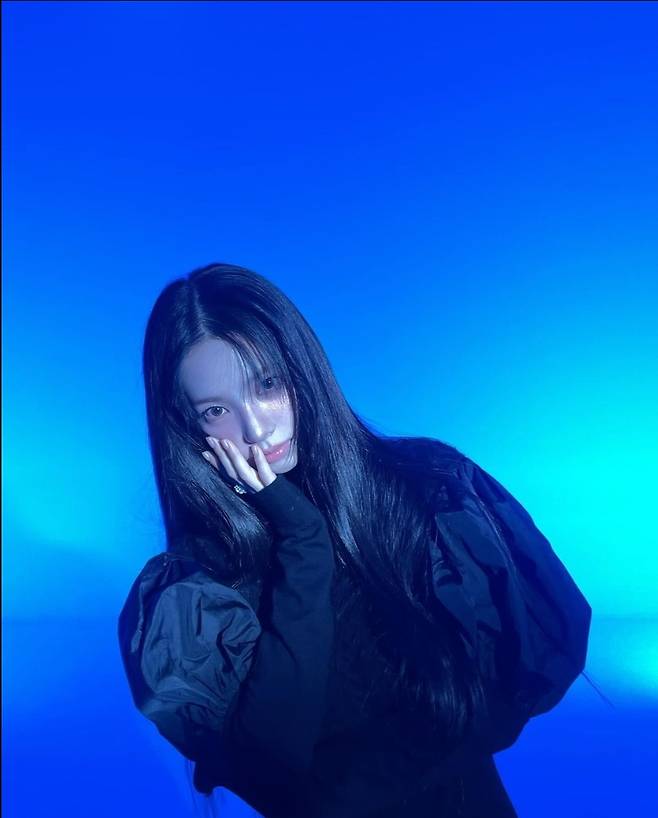 카리나 아련한 연기가 예술”‘1인 4색‘ 화보 드레스룩 스타와 패션