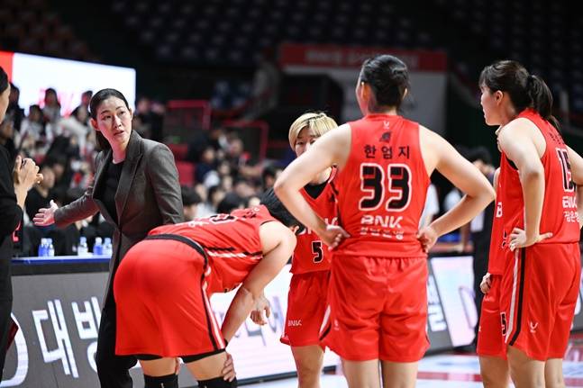 BNK 5연패 수렁에 유망주 가드 부상까지 '악재 넘어 악재', 지난해 준우승팀 한숨만 늘어간다 [부산 현장]
