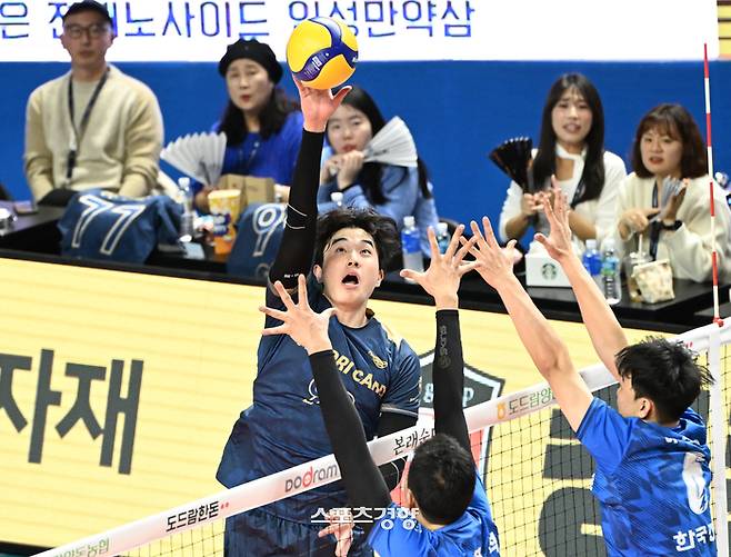 장충 달군 ‘영건 임성진 김지한 맞대결···풀세트 끝 승자는 타이스 터진 한전 선두 우리카드 4연패 ‘흔들