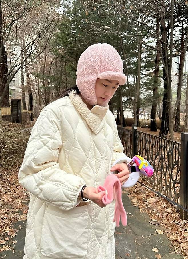 류이서 초등생 인줄 핑크 바라클라바 귀요미 퀼팅 패딩 산책룩 패션엔
