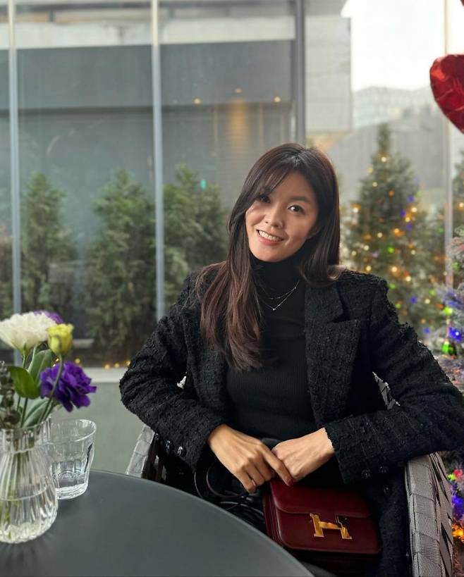 김성은 ‘행복한 일상 고급스러운 올블랙 목폴라 티셔츠 가죽 치마 트위드재킷 패션 스타와 패션