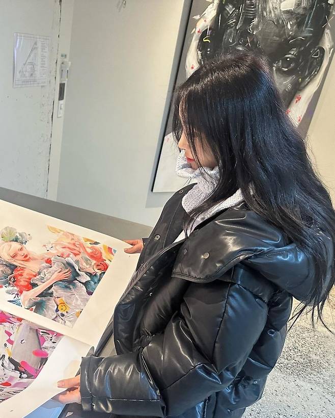 남규리 예술작품 앞에서도 빛나는 미모 목폴라 티셔츠 데님 팬츠 패딩룩 스타와 패션