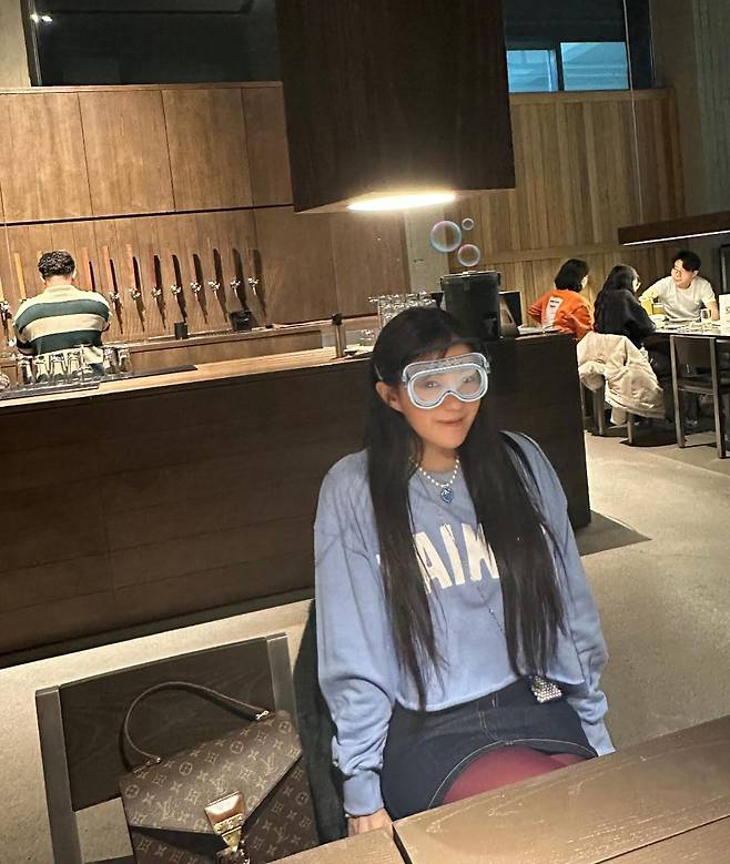 효민 빨간스타킹 코디 돋보이는 외출 맨투맨코디 청치마 라이프 뉴세이