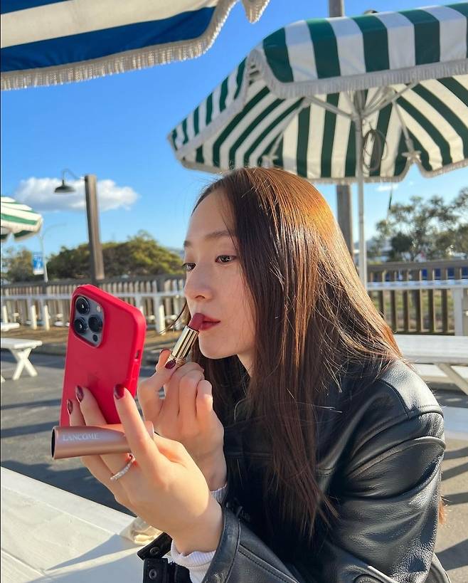 크리스탈 멈출 수 없는 도넛 사랑 샌프란시스코 나들이 나선 재킷 조거 팬츠 비니 패션 스타와 패션