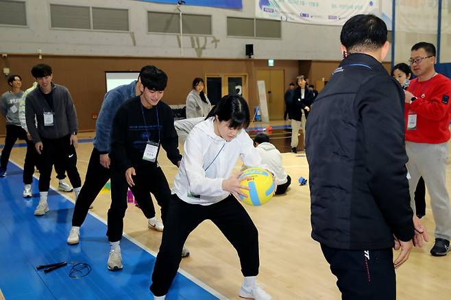 장애 비장애학생 통합체육의 뿌리 13년차 접어든 통합체육 교사연수 실기교육 편견의 벽을 넘는 선생님들