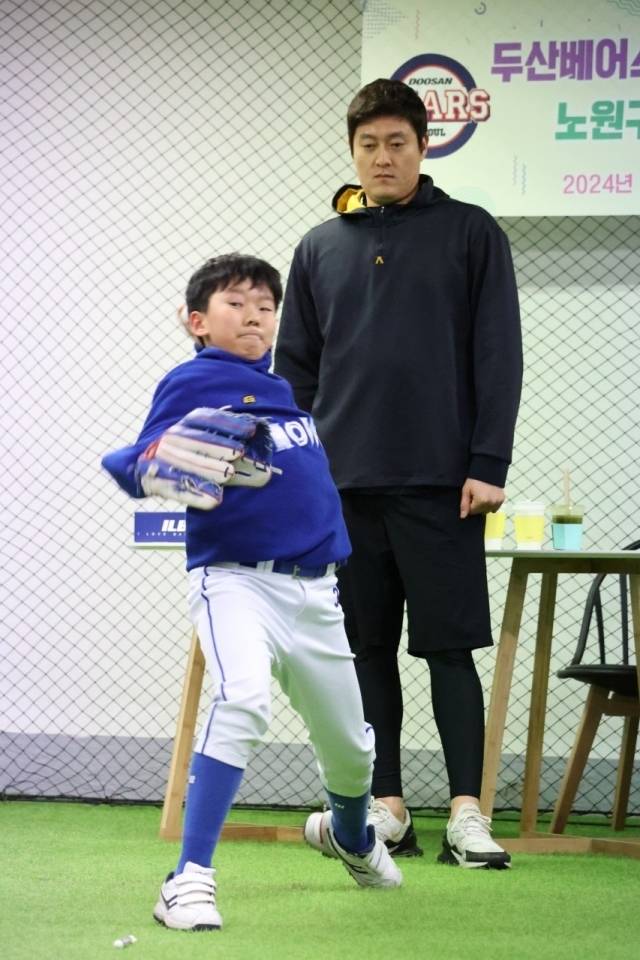 두산 특급불펜 김강률 노원구유소년야구단에 재능기부마낙길 감독 야구 꿈나무들에게 좋은 추억 선사해 감사