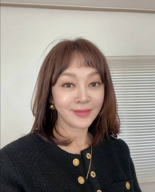 이승연 신나는 촬영에 웃음꽃 활짝 트위드 재킷 플리츠스커트 패션 스타와 패션