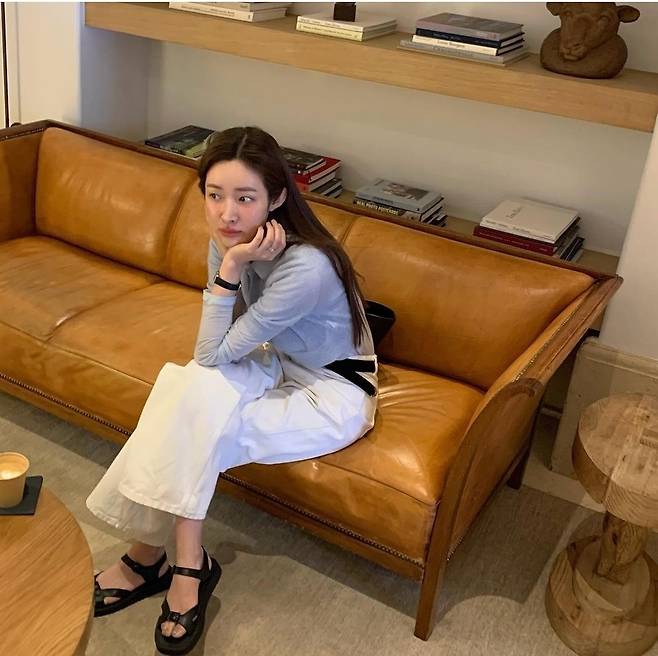 차정원 메컵 잘되서 셀카 청순 미모 뽐낸 크롭 셔츠 화이트 팬츠 데일리룩 스타와 패션