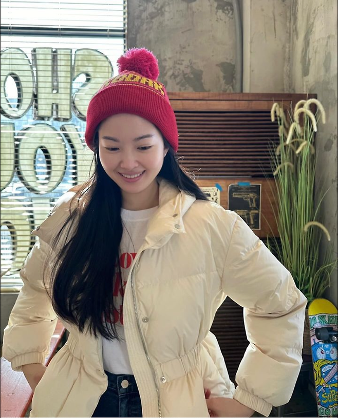 류이서 못 말리는 핫도그 사랑 귀여운 매력 뽐낸 패딩 비니 데님 팬츠룩 스타와 패션