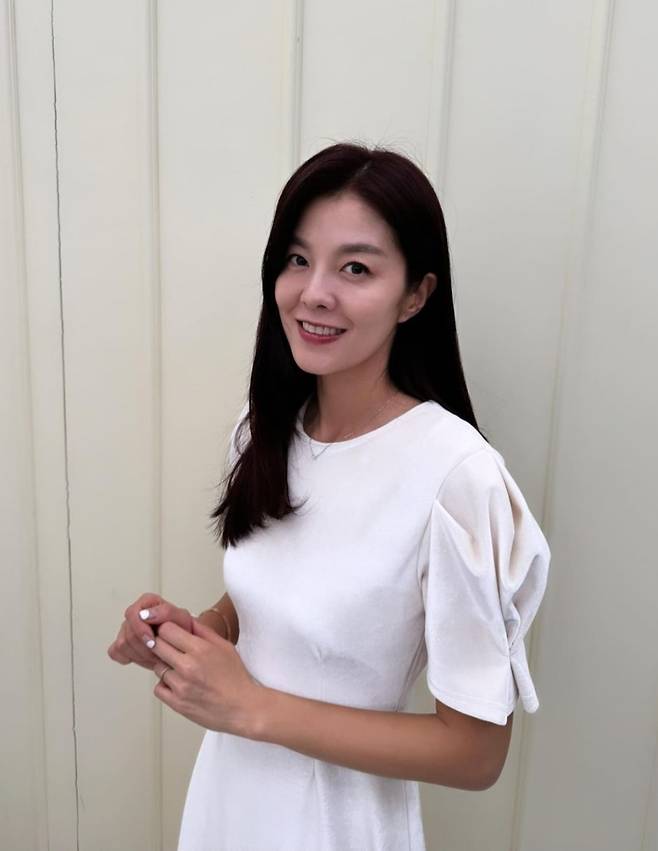 김성은 친근한 미소 두 가지 매력에 눈길이 가는 재킷 원피스 패션 스타와 패션