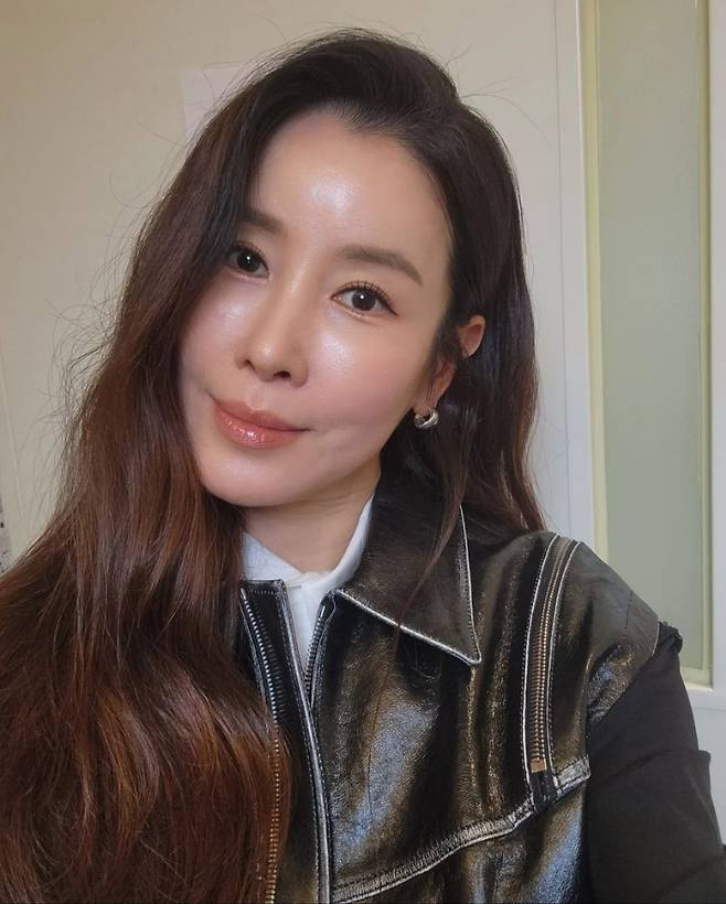 이태란 진정한 패셔니스타 멋들어지는 크롭 가죽 재킷 카고 팬츠룩 스타와 패션