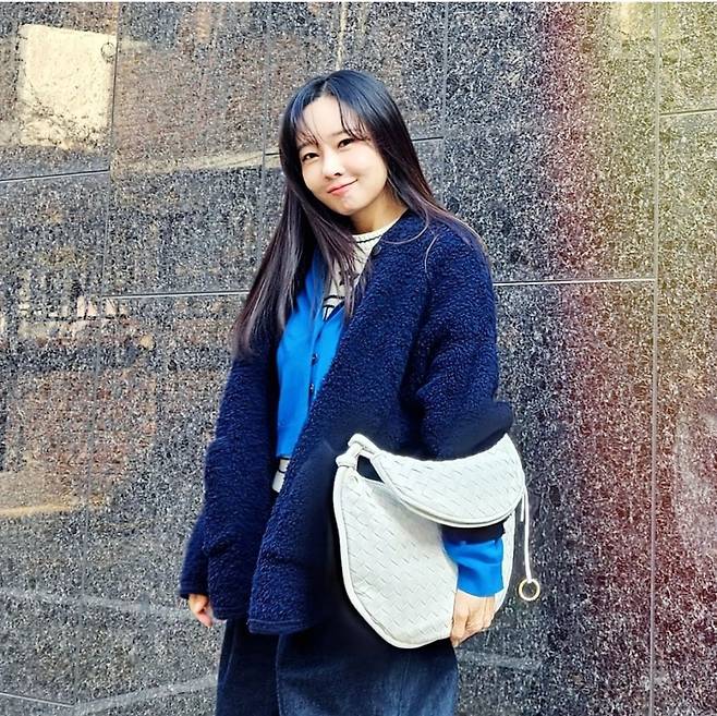 소유진 비결이 궁금해” 점점 어려지는 청바지 뽀글이 재킷 캐주얼룩 스타와 패션