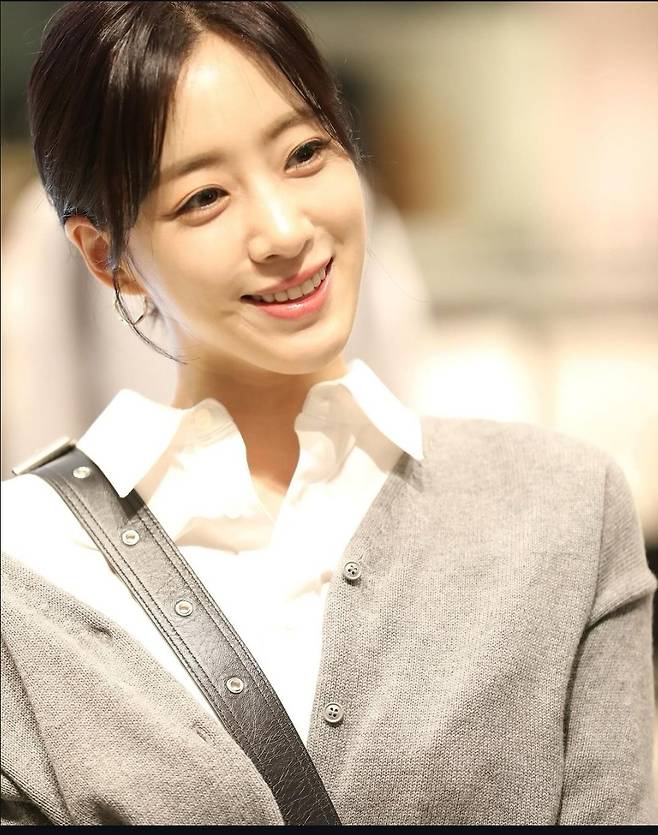 함은정 ‘러블리 뿜뿜‘ 보조개 웃음에 반하는 카디건 스커트 패션 스타와 패션
