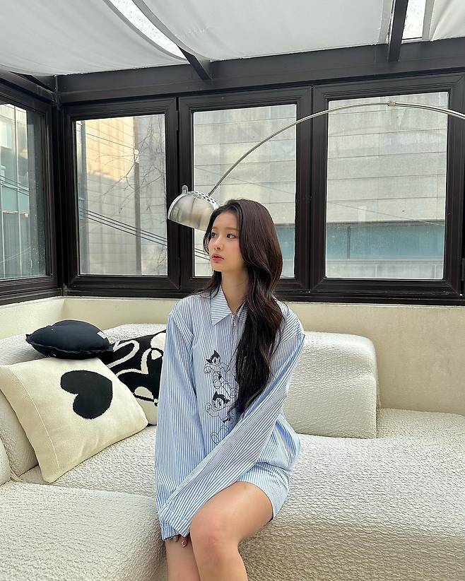 설윤 꽃사슴 같은 미모 뽐내는 하의실종 셔츠 원피스 룩 스타픽