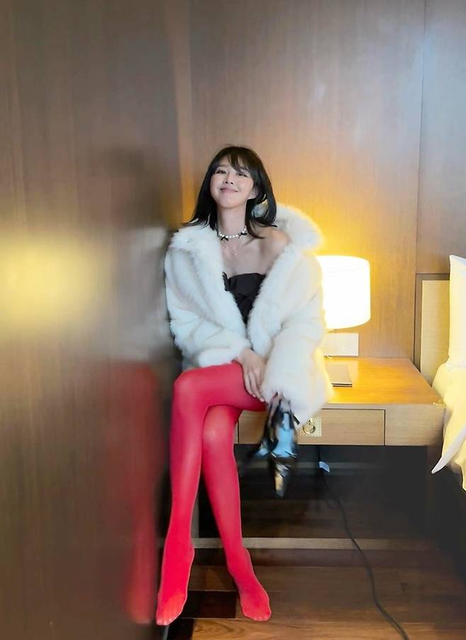 ‘아기엄마 지소연 너무 섹시 이건 반칙 빨간 스타킹에 모피 코트 리조트룩 패션엔