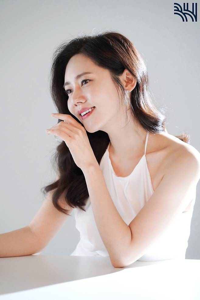 46세에 믿기지 않는 미모초동안 아들맘 여신 배우화이트드레스 어썸클