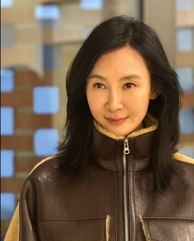 채시라 재킷은 짧게 힐은 길게 55세 나이 무색한 톤온톤 하의 실종 패션 스타와 패션