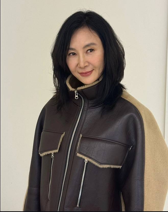 채시라 재킷은 짧게 힐은 길게 55세 나이 무색한 톤온톤 하의 실종 패션 스타와 패션