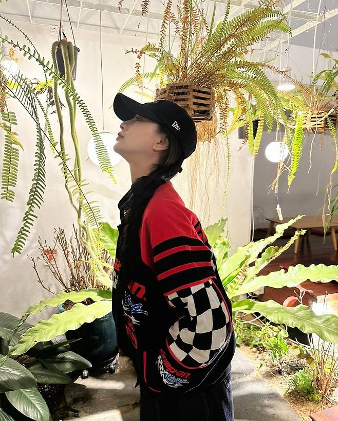 에이핑크 오하영 레이싱 자켓 입고 식물원 카페 나들이 라이프 뉴세이