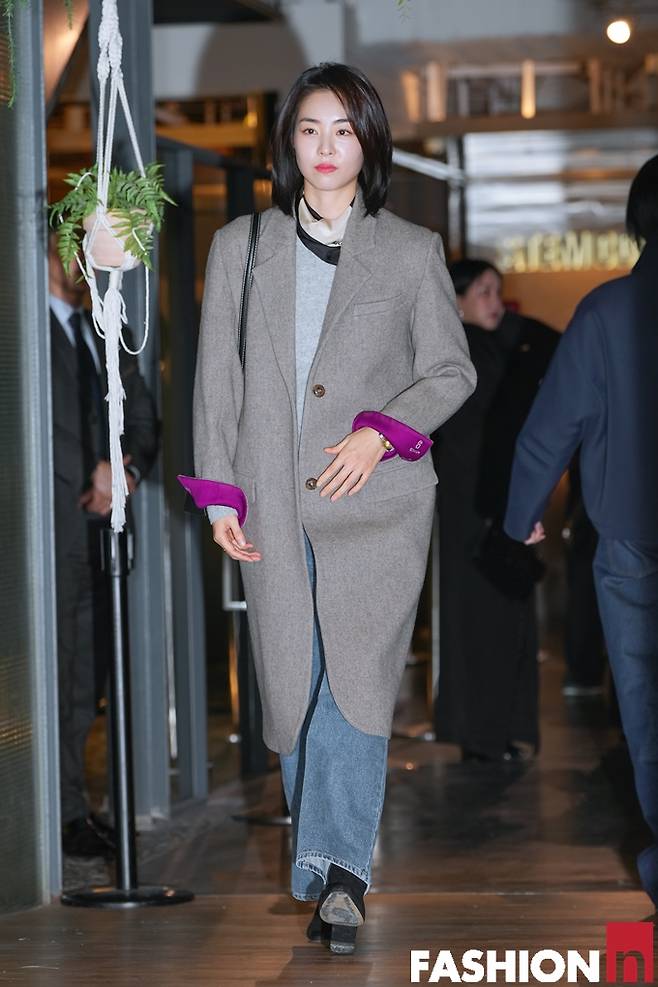 이연희 결혼 4년차 여전히 새댁 코트만 걸쳐도 단아한 시사회 나들이룩 패션엔