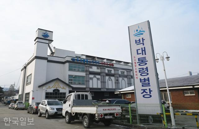 느린 풍경 하얀 김 모락모락 뜨끈하게 담가 볼까 온천수 물놀이할까