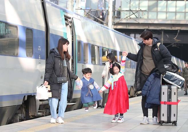 빛바랜 사진 속 그 시절 설날‘즐거움만은 그대로 만리재사진첩