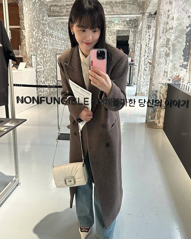 강한나 류덕환이 기획환 전시회 나들이 롱코트코디 라이프업