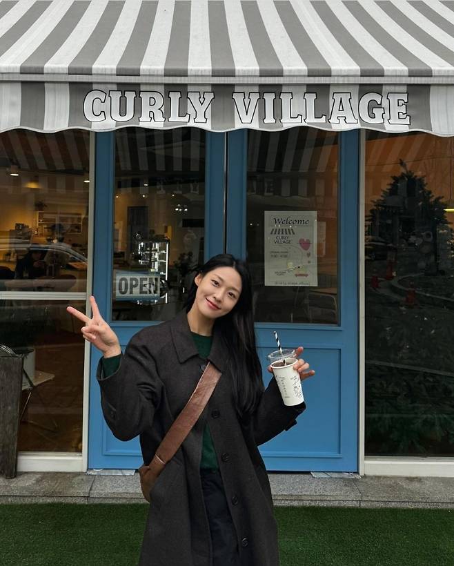 설현 아직 춥지만 얼죽아 사랑 청순한 코트 니트 스커트 패션 스타와 패션