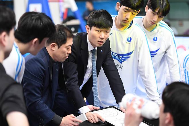 경기 후 ‘3연패 탈출 조상현 감독 ‘2연패 강혁 감독대행