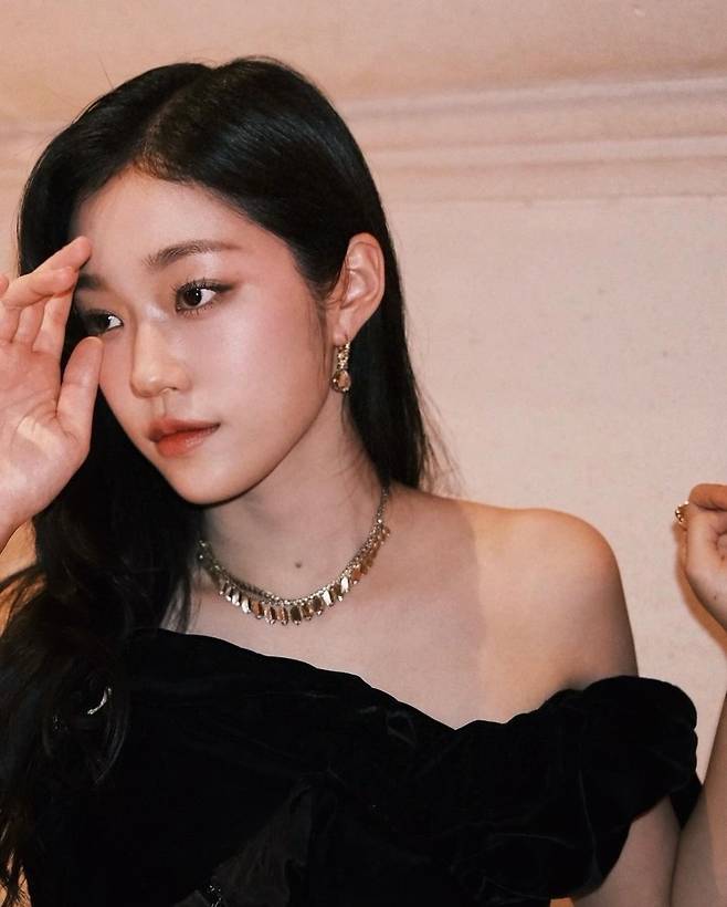 노윤서 ‘우아함의 절정 청순 미모 돋보인 오프숄더 드레스룩 스타와 패션
