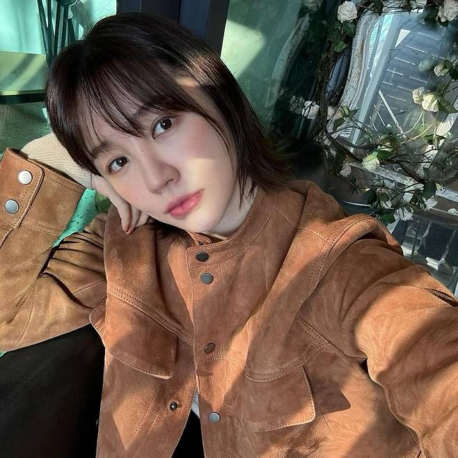 윤은혜 롱부츠와 함께 스웨드 투피스 코디 찰떡 소화 라이프업