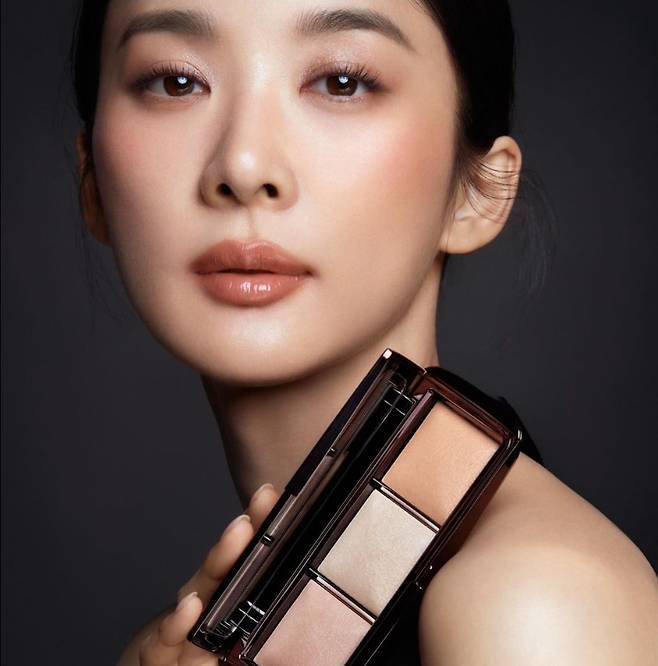 이청아 쿨톤and웜톤 넘나드는 가을 여신 매트 Vs 글로우 립 메이크업 뷰티는 내운명