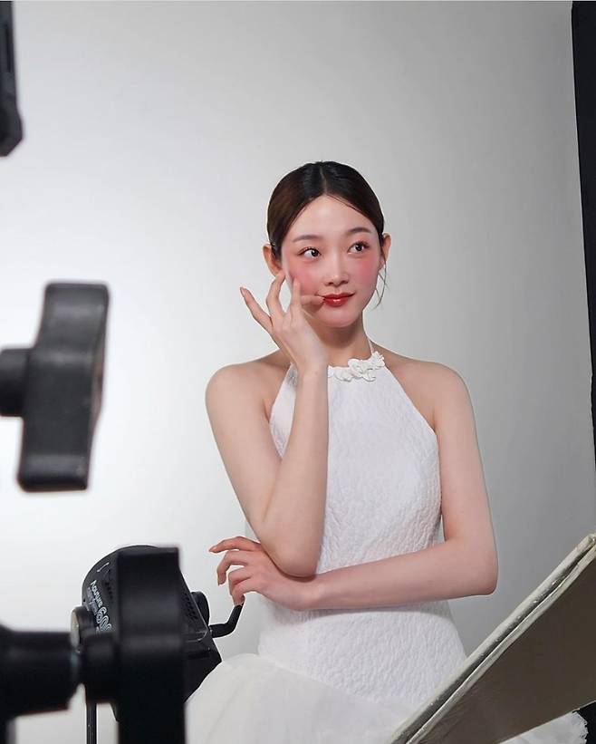 이유미 봄의 요정 향기로운 꽃미모 뽐낸 1인 3색 드레스 패션 스타와 패션