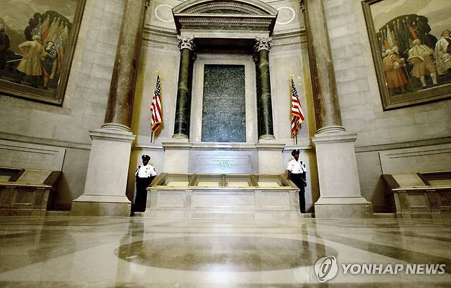 美워싱턴 전시된 헌법에 빨간 가루 테러기후활동가 시위