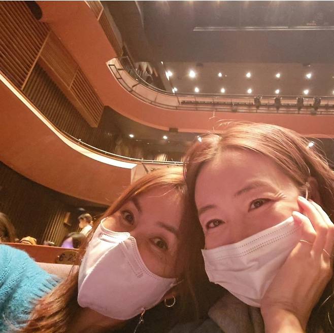 신애라 ‘절친 최지우와 뮤지컬 관람 올블랙 코트 패션 스타와 패션