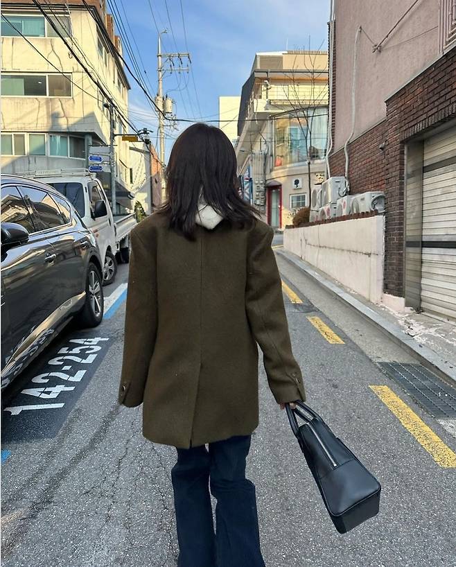 송지효 가을 여자 낙엽에 둘러싸여 독보적인 분위기 후드 집업 코트 안경 패션 스타와 패션