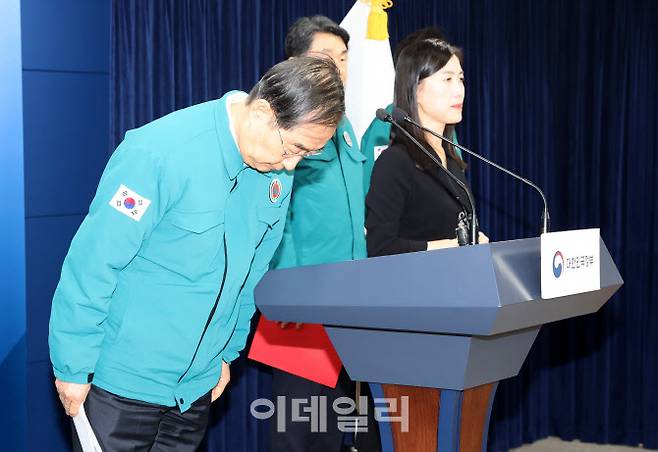 포토 의사집단행동 관련 대국민 담화 마치고 인사하는 한덕수 총리