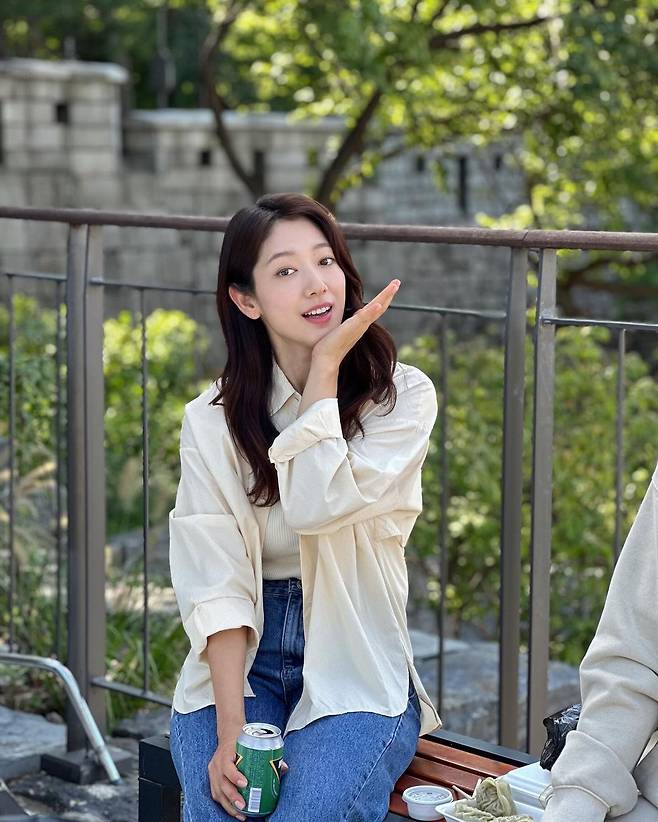닥터슬럼프 박신혜 셔츠와 청바지 코디 대학생 같은 미모 자랑 라이프 뉴세이