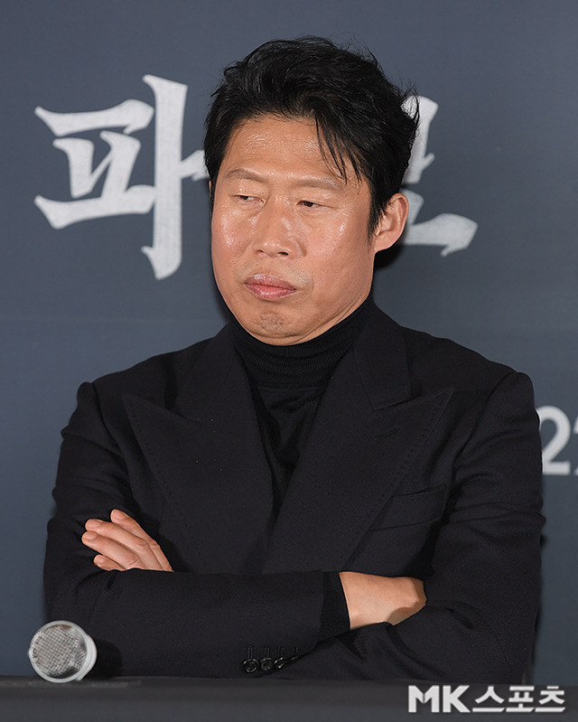 유해진 시크한 매력 댄디한 목폴라 티셔츠 정장 셋업 패션 스타와 패션