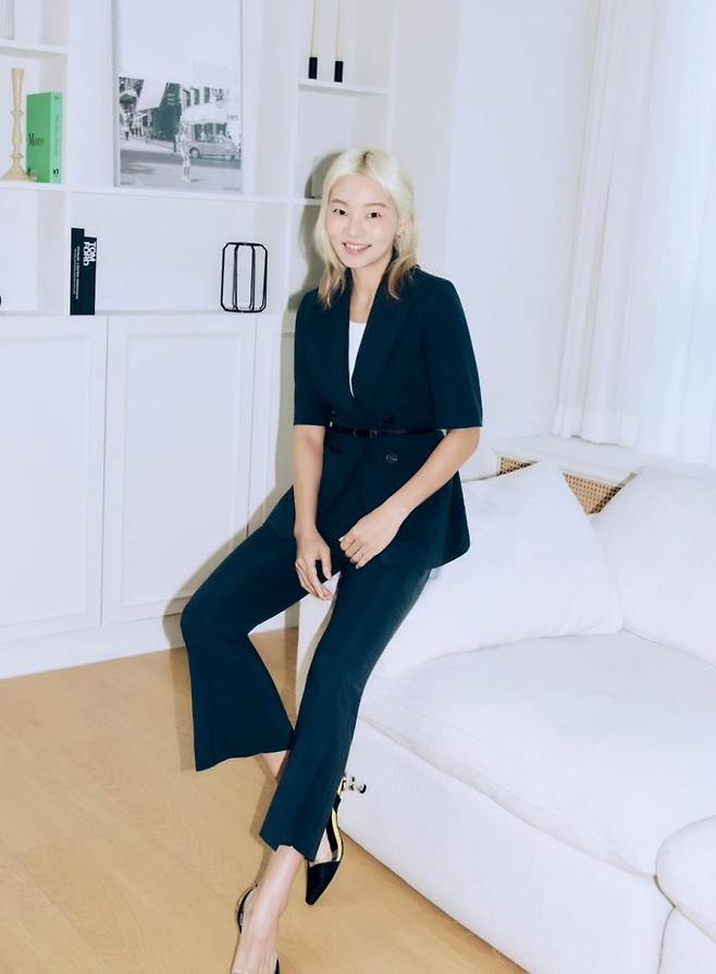 모델 송해나 스카프로 포인트 블랙으로 갖춰 입은 오피스 파워슈트룩 패션엔