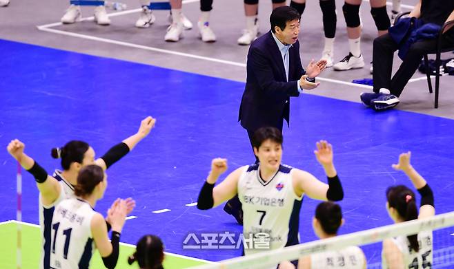 ‘양효진모마 65득점 합작 현대건설 Ibk기업은행 풀세트 끝에 꺾고 2점차 ‘선두 복귀 현장리뷰