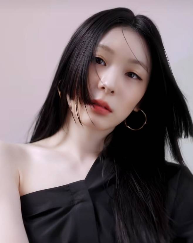 김연아 황금빛 자태 팔색조 매력 돋보인 오프숄더 정장 셋업 드레스룩 스타와 패션