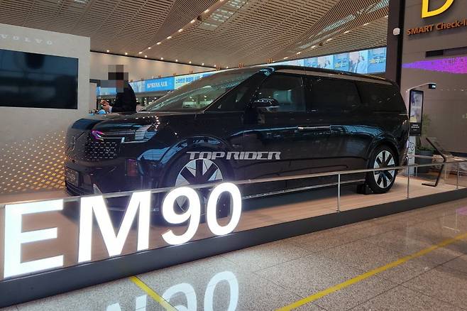 볼보 EM90 럭셔리 미니밴 유럽 투입, 국내 출시 가능성 '업' | 탑라이더