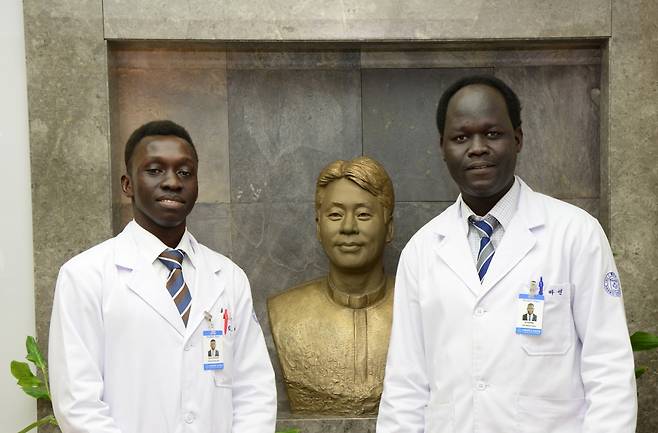 故 이태석 신부 남수단 제자 2명 한국 전문의 시험 동시 합격