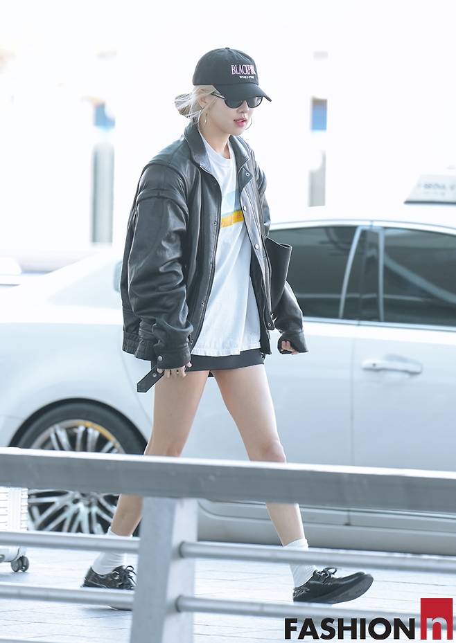 블랙핑크 로제 헐리우드 스타인줄 가죽 재킷으로 뽐낸 걸크러시 하의실종룩 패션엔