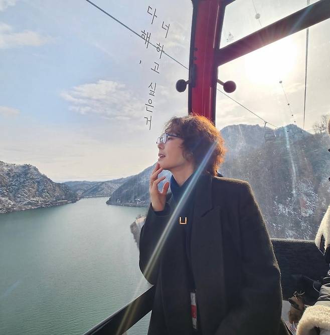 김성령 세련된 숏컷에 히피펌 내추럴한 50대 여성 헤어스타일 추천 뷰티는 내운명