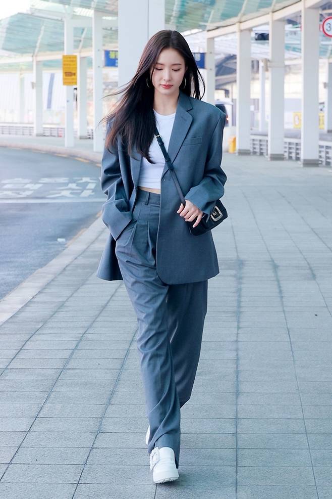 신세경 복근 살짝 오버핏 파워슈트룩 런웨이 걷듯 슈트 멋쟁이 파리 출국 패션엔