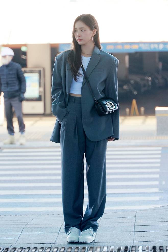 신세경 복근 살짝 오버핏 파워슈트룩 런웨이 걷듯 슈트 멋쟁이 파리 출국 패션엔